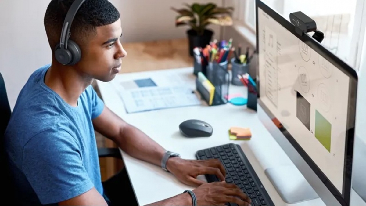 Logitech Zone 900 in UAE | Headsets | OfficePlus UAE